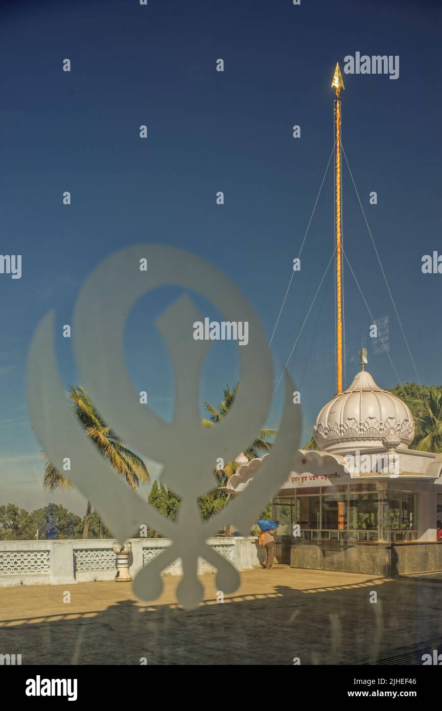 22 Dez 2010 Khanda (Sikh-Symbol) Shot Through Glass Panel Gurudwara ...