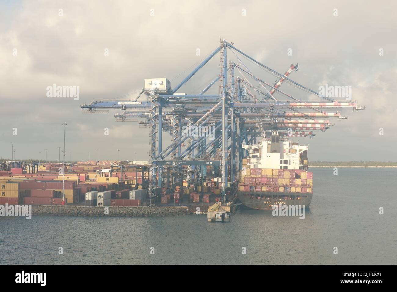 Containerschiff im Industriehafen im Import Export Geschäft Logistik ...