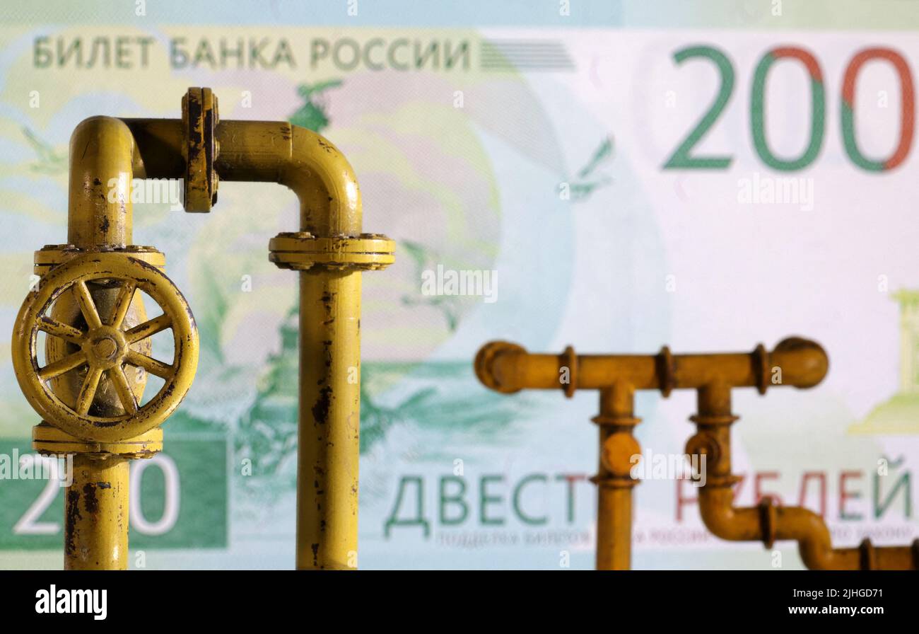 Modell der Erdgaspipeline und russischer Rubel-Banknote, 18. Juli 2022 ...