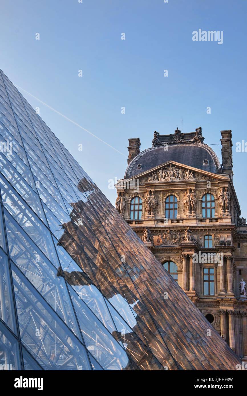 Pyramide des Louvre Museums (der große Louvre) in Paris, eines der größten Museen der Welt und ...