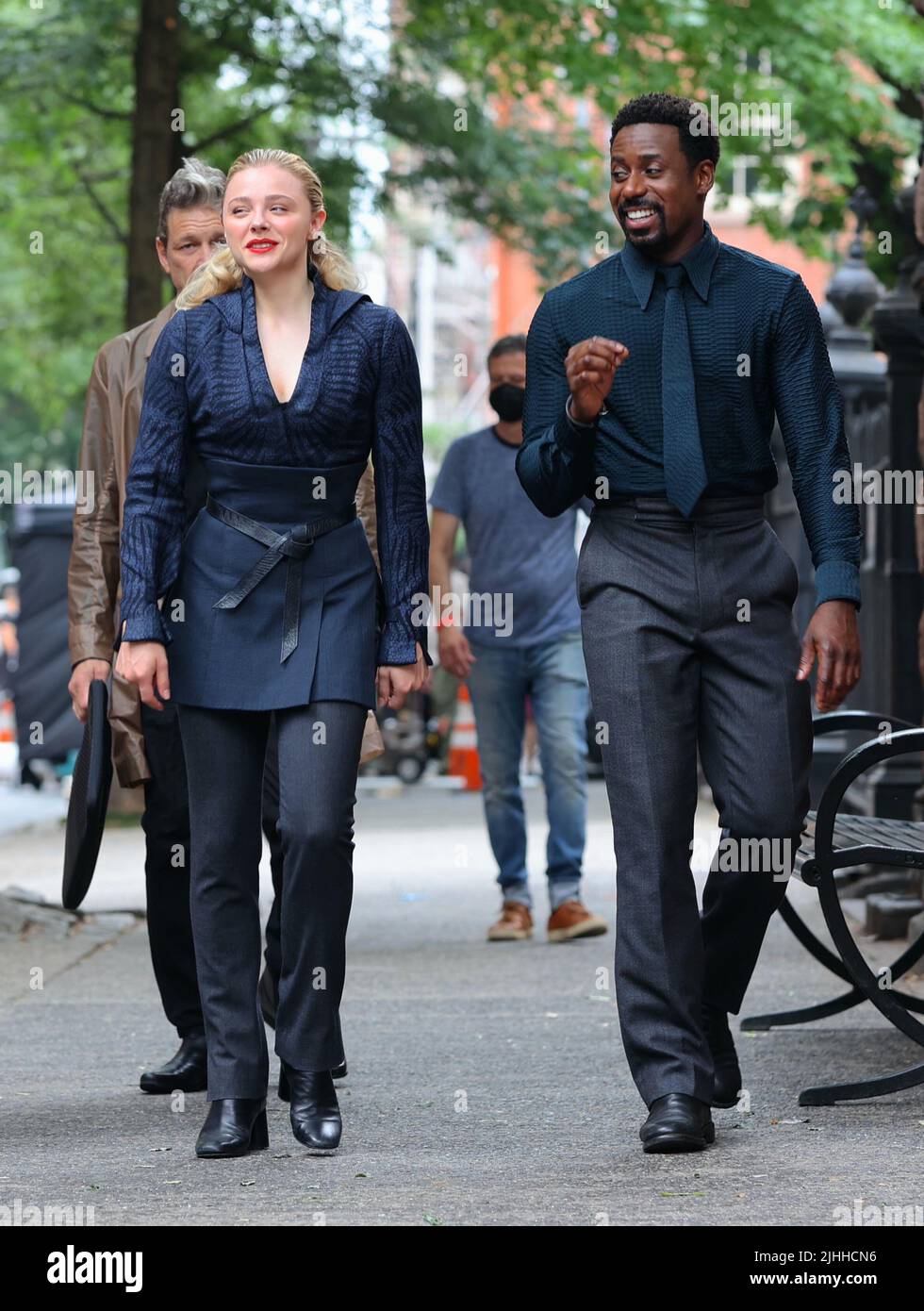 Chloe Grace Moretz und Gary Carr drehten in „The Peripheral“, das in ...