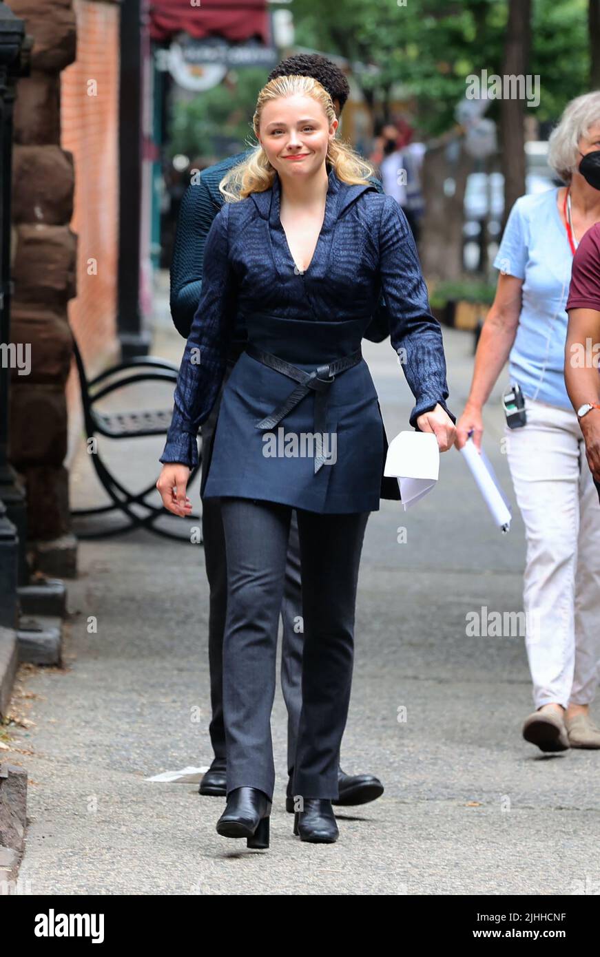 Chloe Grace Moretz und Gary Carr drehten in „The Peripheral“, das in ...