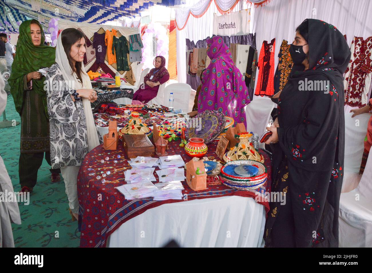 Unternehmerinnen balochistan -Fotos und -Bildmaterial in hoher ...