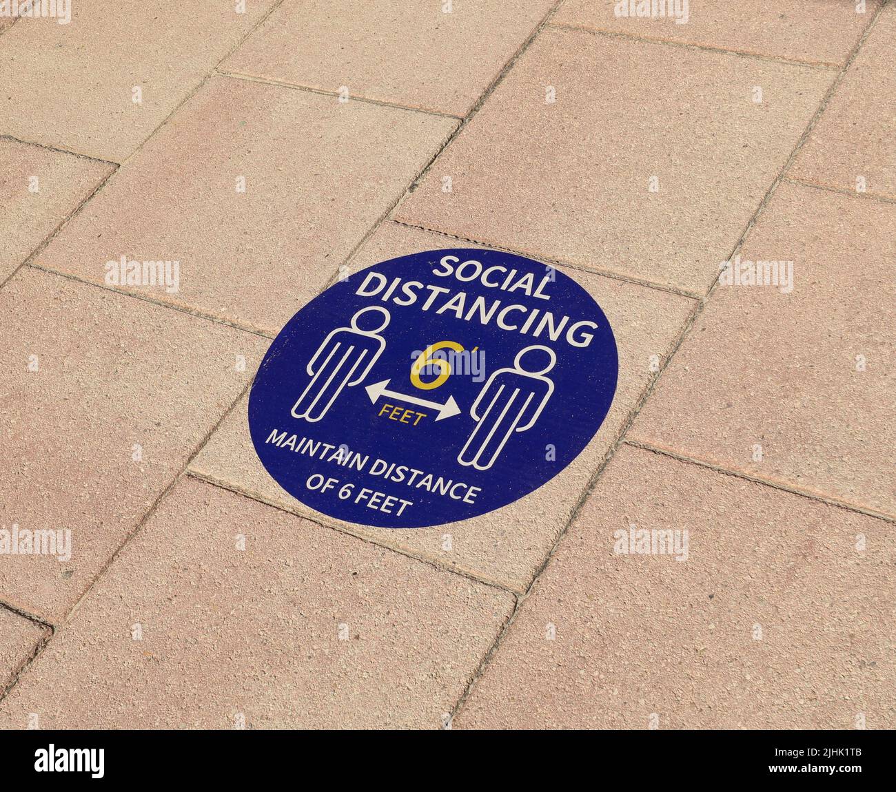 Soziale Abstand Zeichen emailliert mit Schablone auf dem Boden gemalt ...