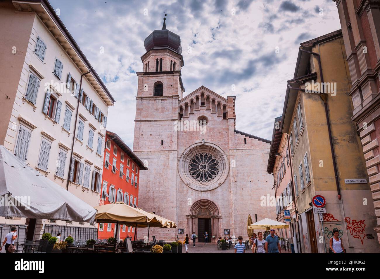 Hauptfassade der Kathedrale von Trient in der Via Giuseppe Verdi. Duomo ...