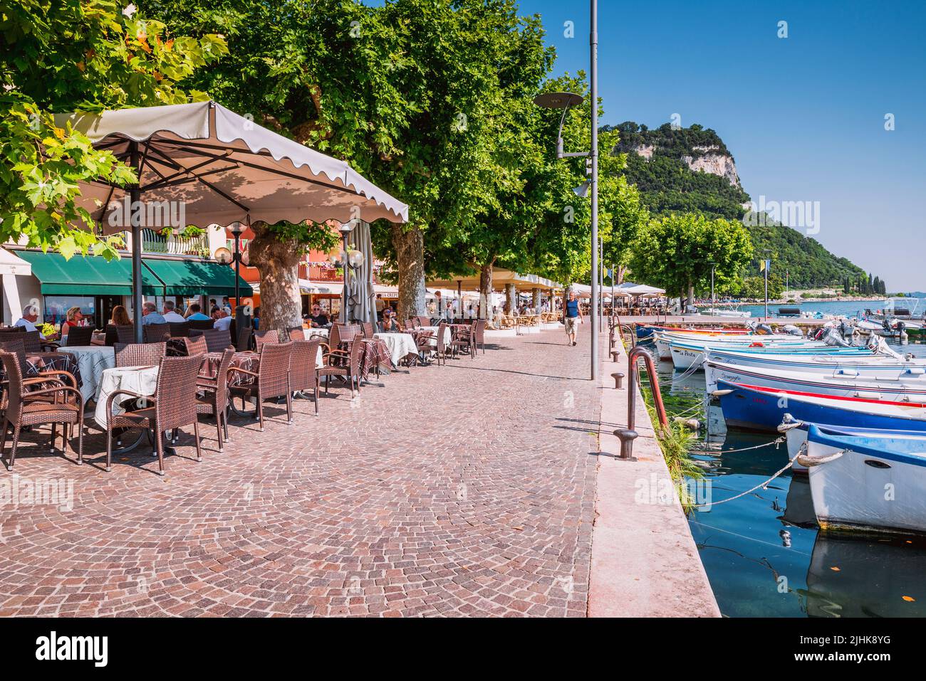 Promenade und boote am gardasee -Fotos und -Bildmaterial in hoher ...