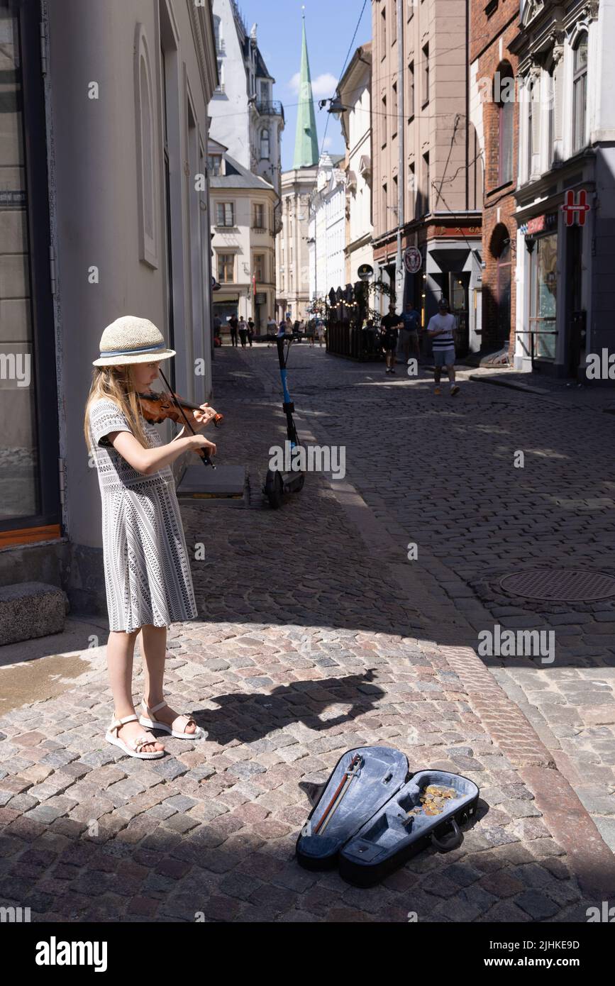 Straßenmusik mädchen -Fotos und -Bildmaterial in hoher Auflösung – Alamy