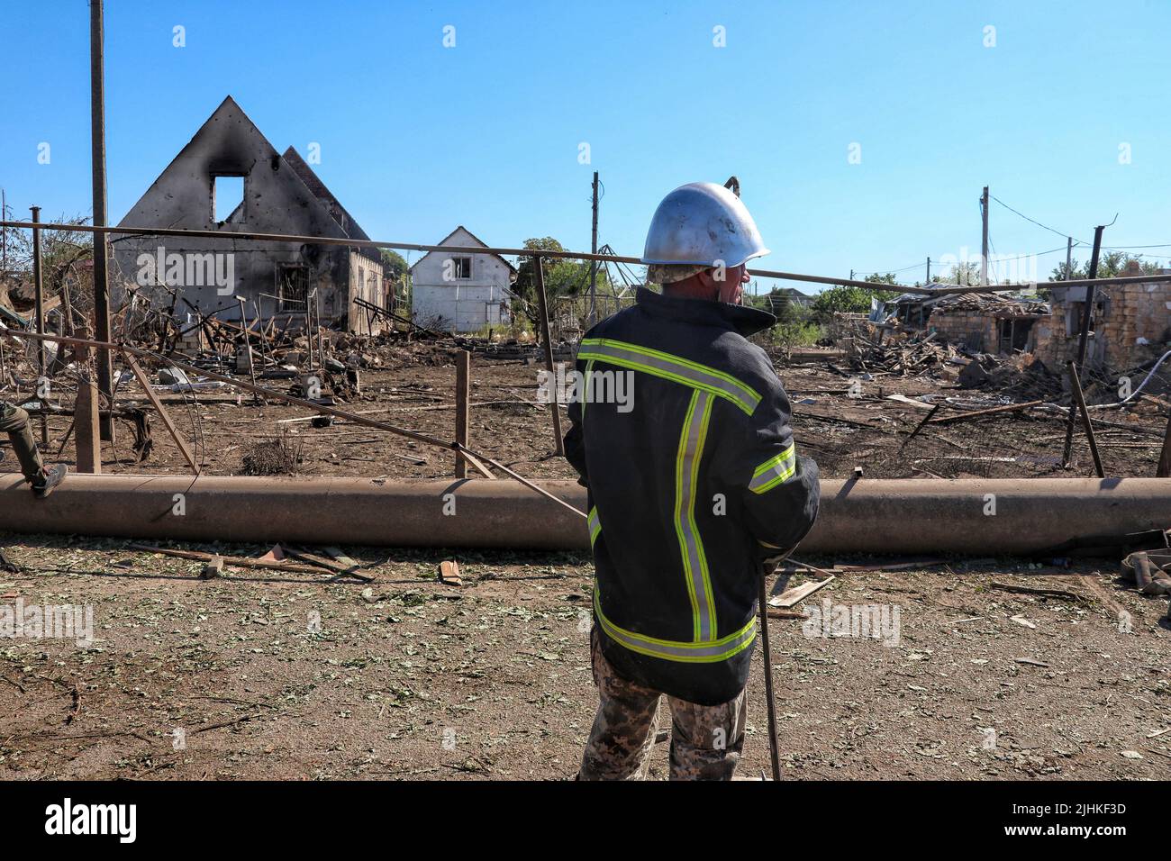 Dachine, Ukraine - 19. Juli 2022 - Ein Feuerwehrmann reagiert auf die ...