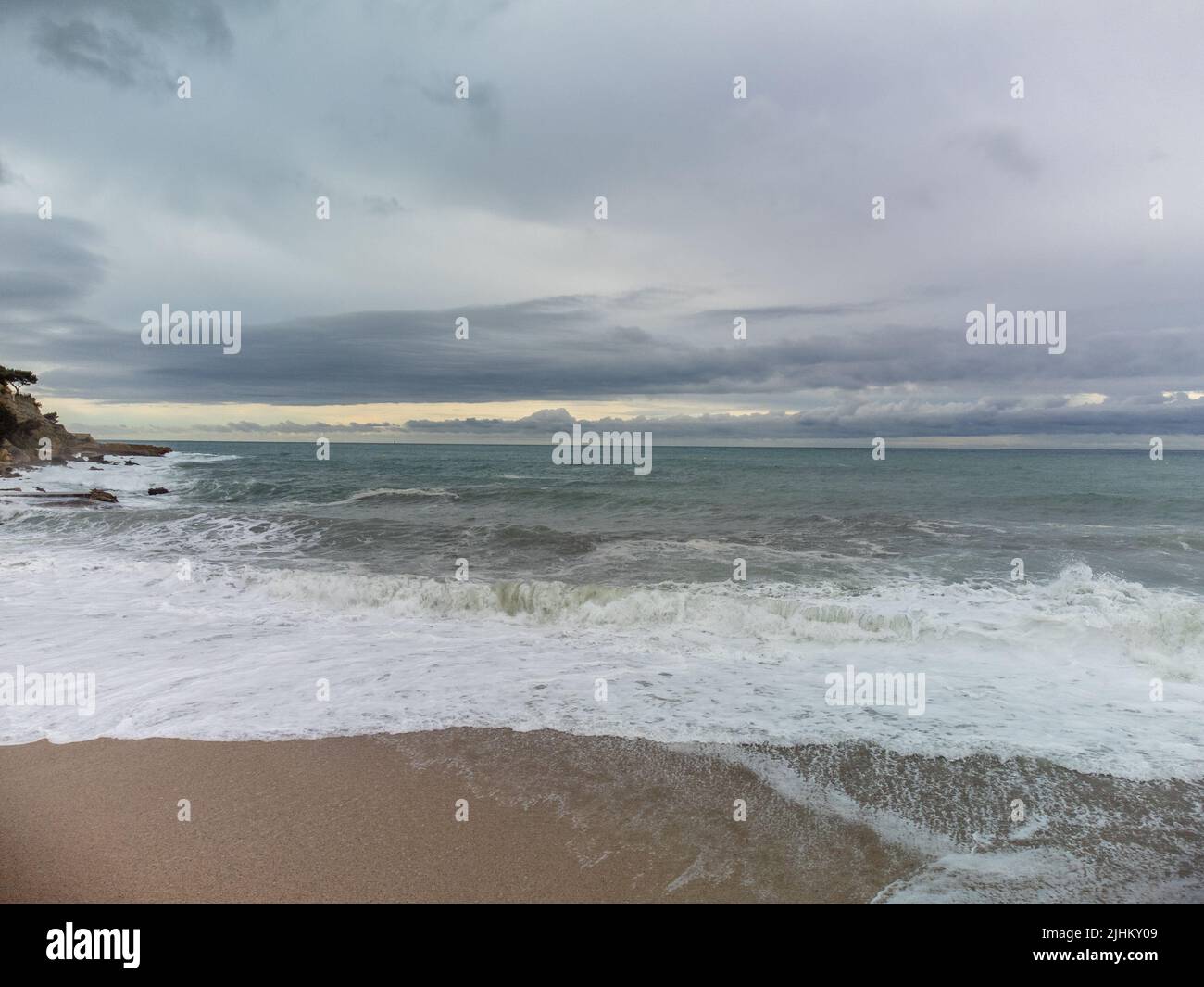 Panoramablick auf Strand, Meer, Klippen, Häuser, Straßen und alten ...