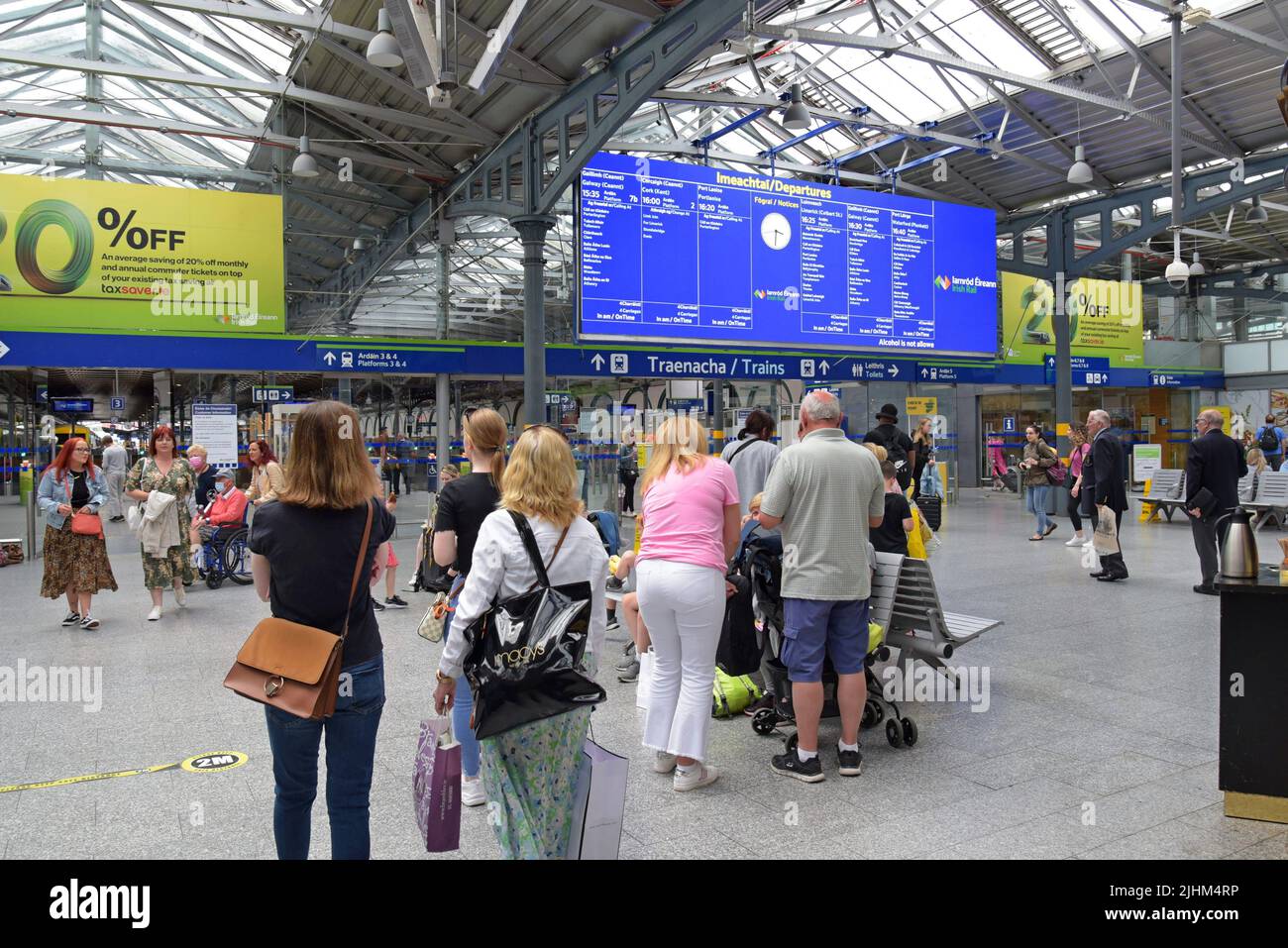 Passagiere der irischen Eisenbahn am Bahnhof Dublin Heuston warten auf ...