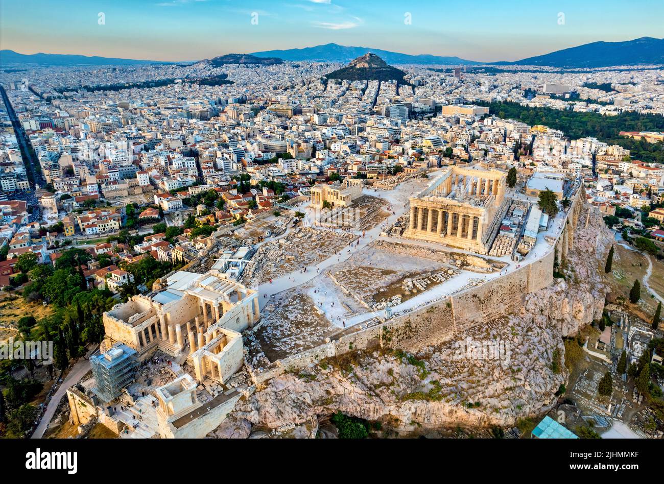 Die Akropolis von Athen (Griechenland) mit ihren wichtigsten Monumenten ...