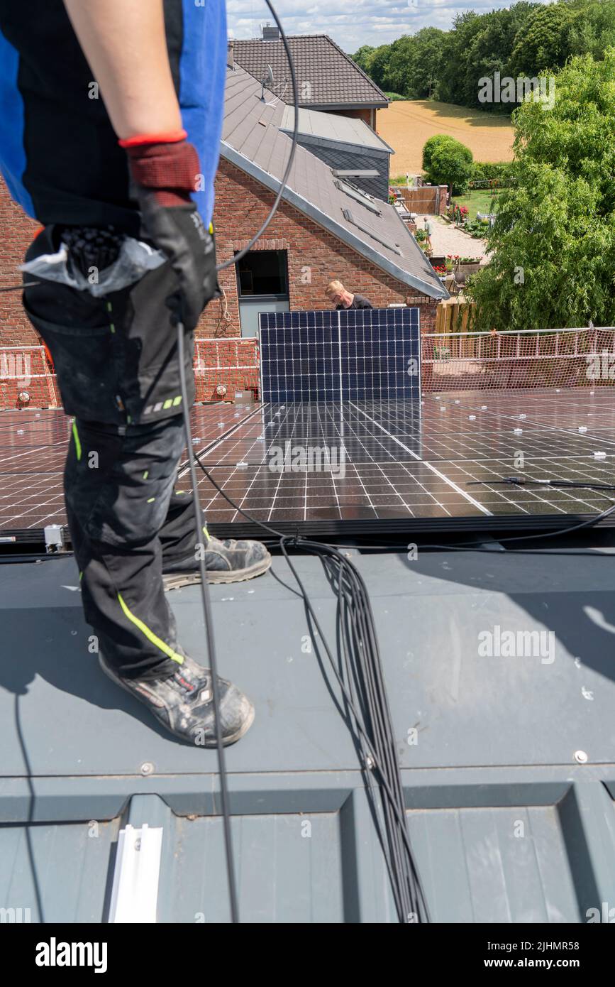Installation von Solarmodulen auf dem Dach einer Scheune, einer Farm ...