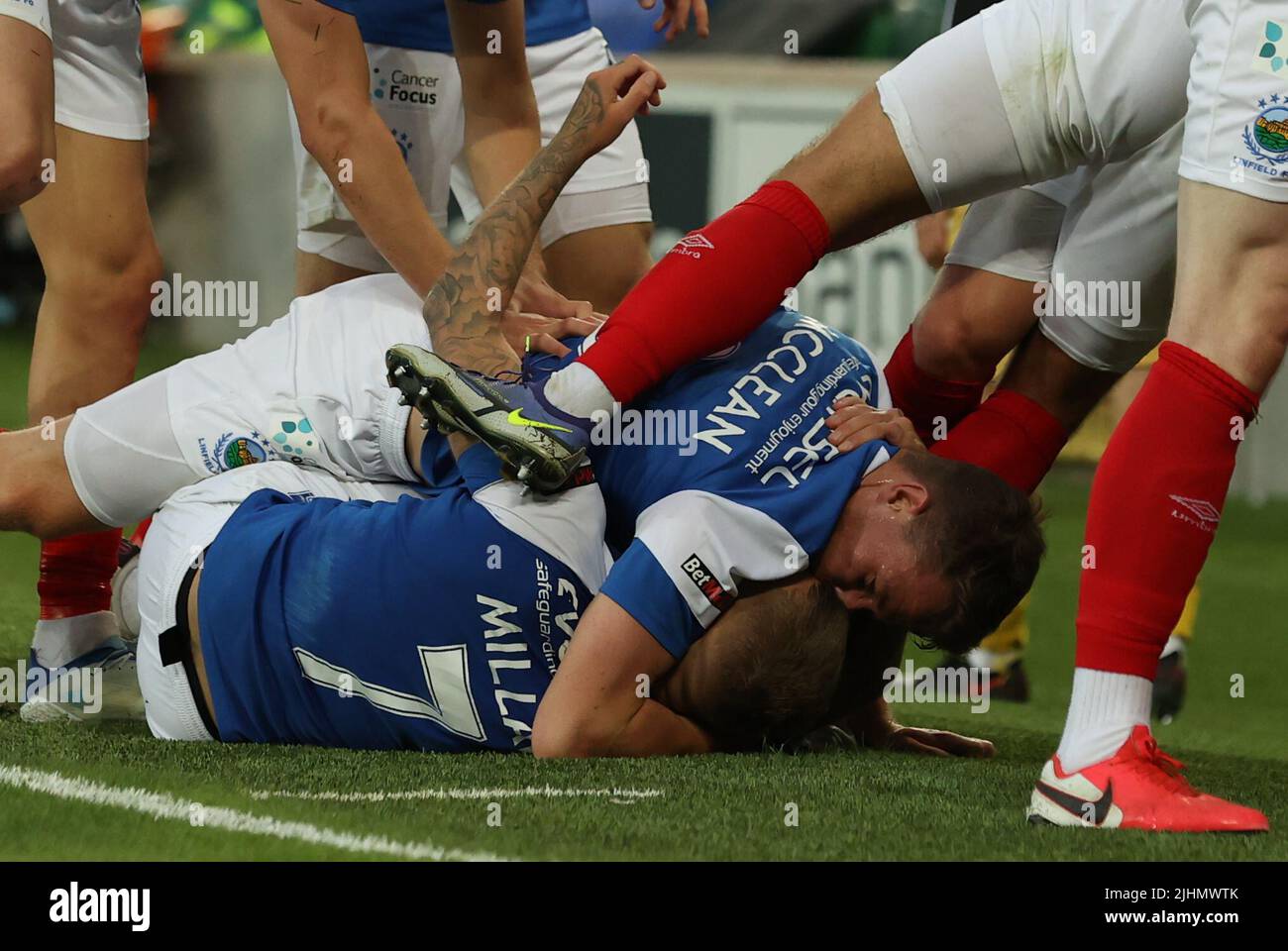 Kirk Millar von Linfield feiert mit seinen Teamkollegen nach dem Tor in ...