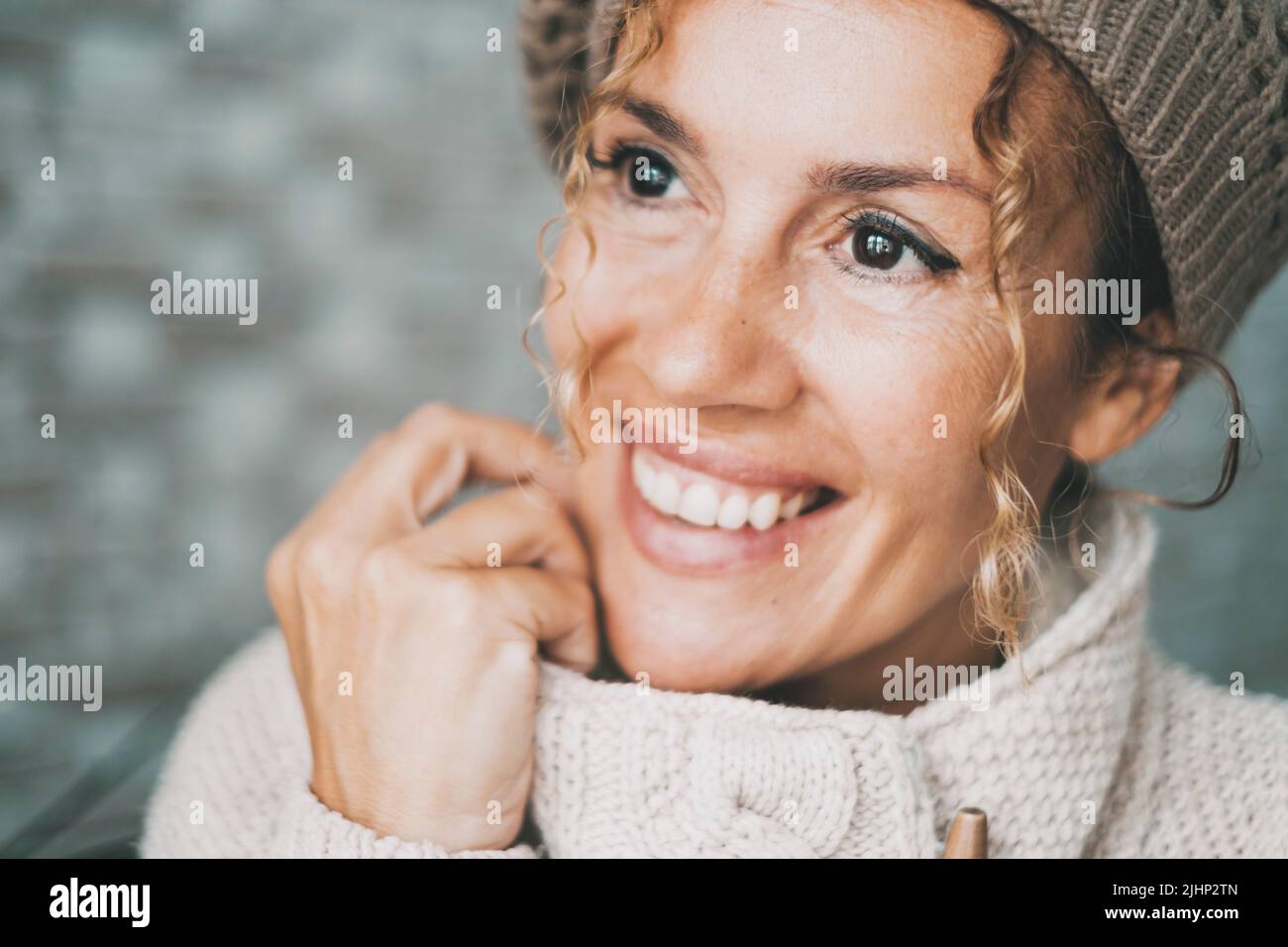 Heiteres volk -Fotos und -Bildmaterial in hoher Auflösung – Alamy