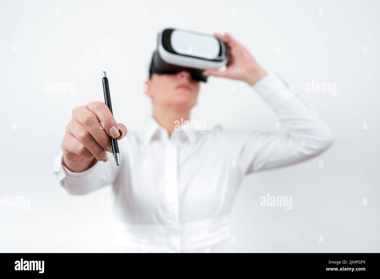 Frau Mit Vr-Brille Und Hinweis Auf Die Neuesten Updates Mit Pen ...