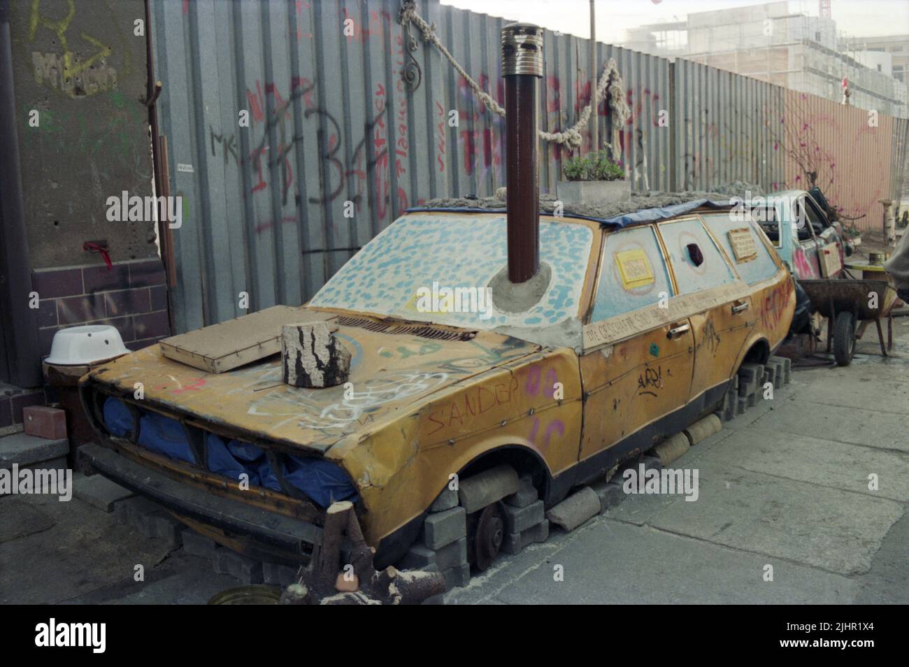 Berlin nach dem Mauerfall im November 1989 wurde Auto in ein Haus nahe ...
