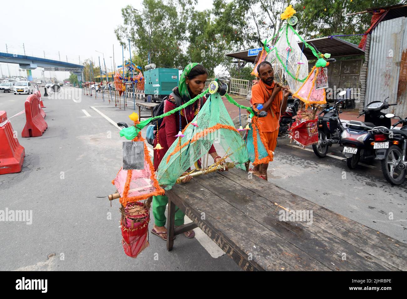 Delhi, Delhi, Indien. 20.. Juli 2022. Weibliche Kawariya tragen Wasser ...