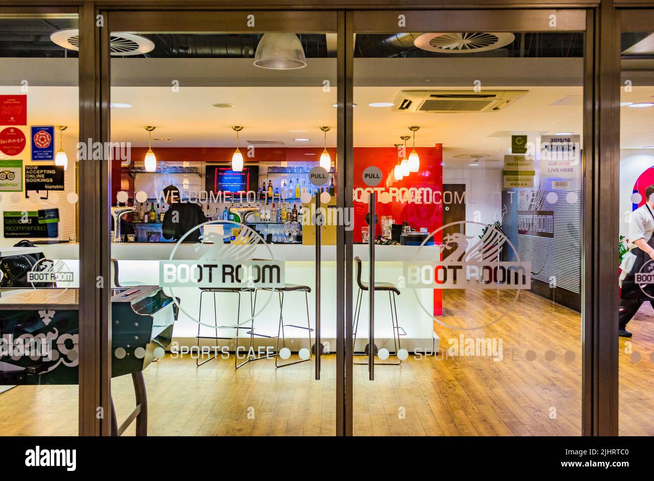 Liverpool FC Stadium Tour, Bootroom, Sports Cafe. Anfield ist ein ...