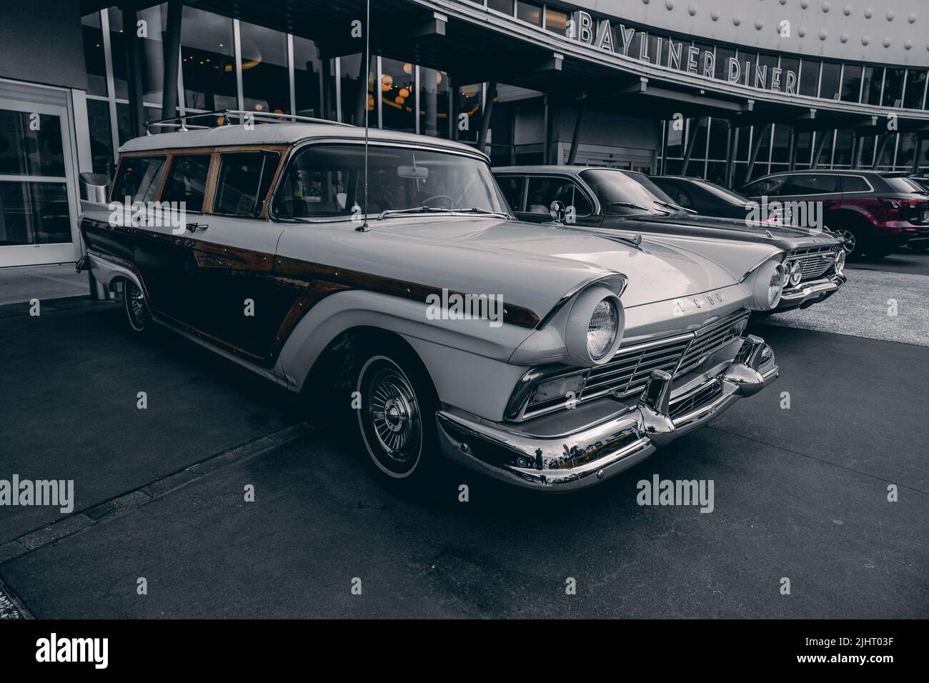 Ein alter Ford Country Sedan, der vor dem Restaurant Bayliner im Cabana ...