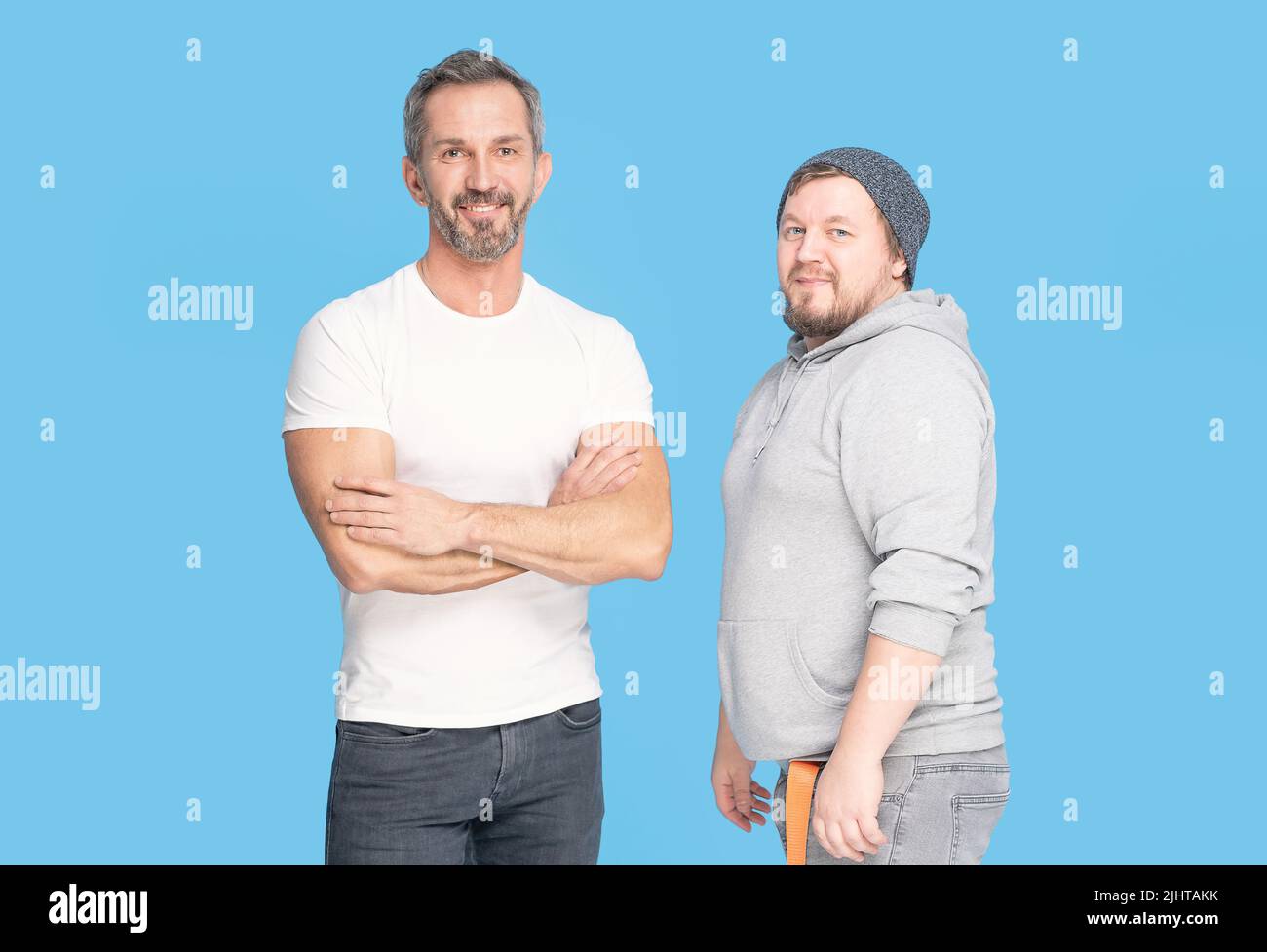 Zwei Arten von Männern. Fat Mann und fit reifen Mann posiert im Studio ...