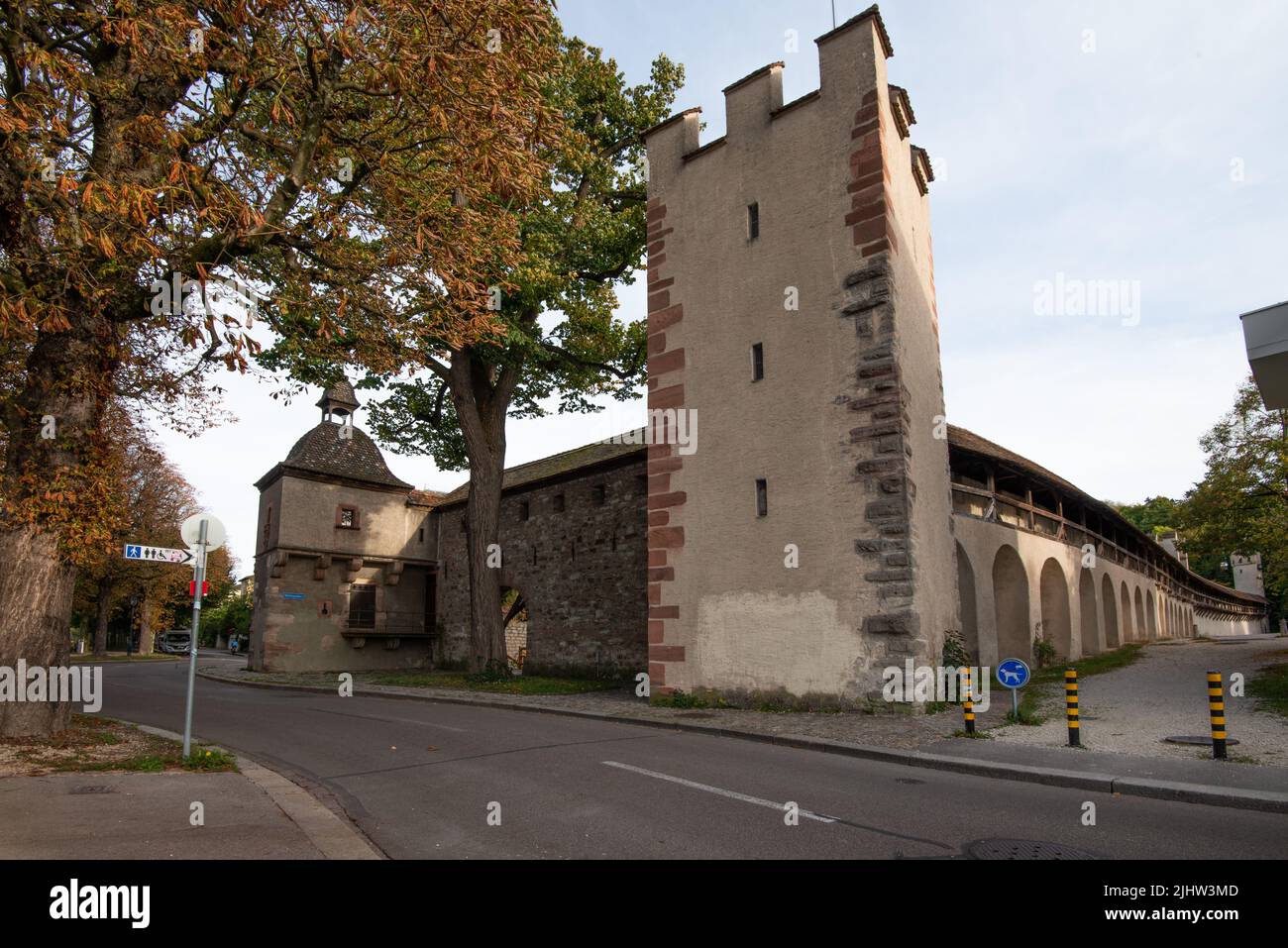 Die alte mittelalterliche Stadtmauer mit Türmen und Zinnen in Basel ...