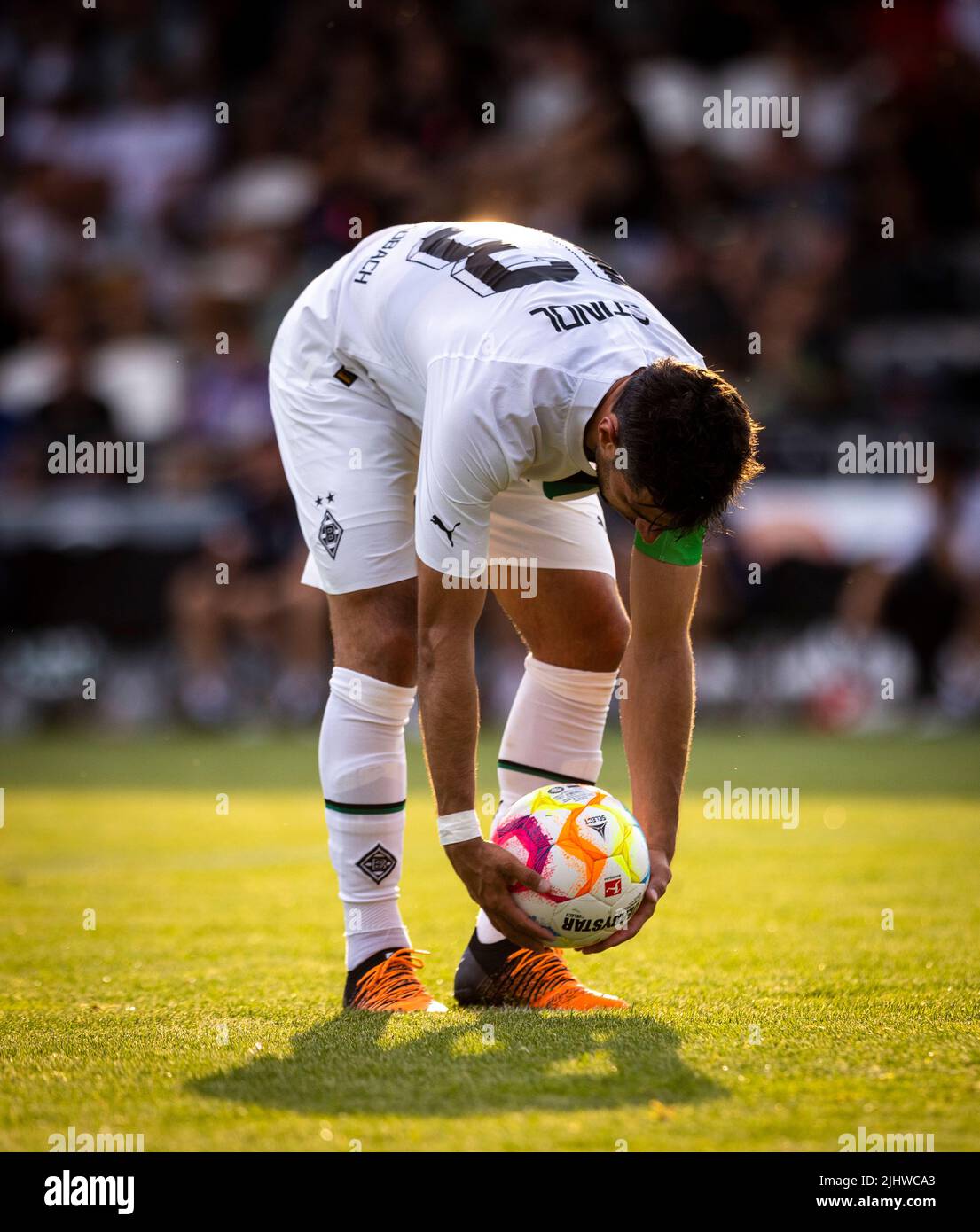 Lars Stindl (BMG) legt sich den Ball zum Elfmeter zurecht Borussia ...