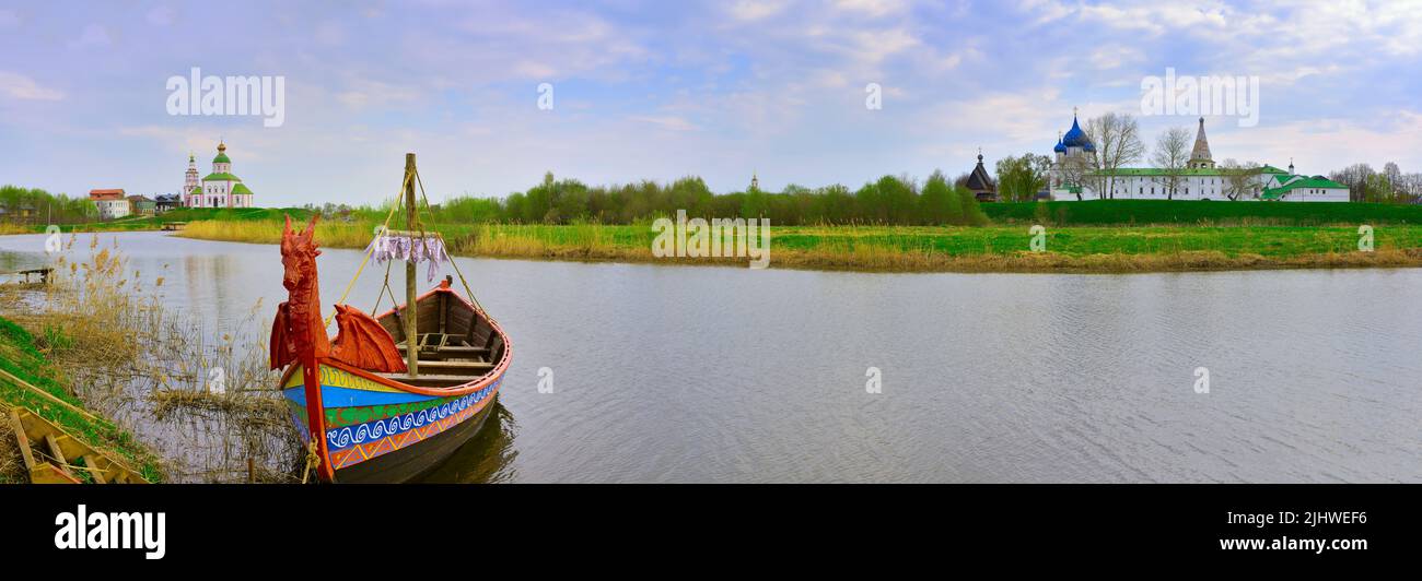 Panorama des Kamenka-Ufers. Touristenboot drakkar auf dem Fluss ...