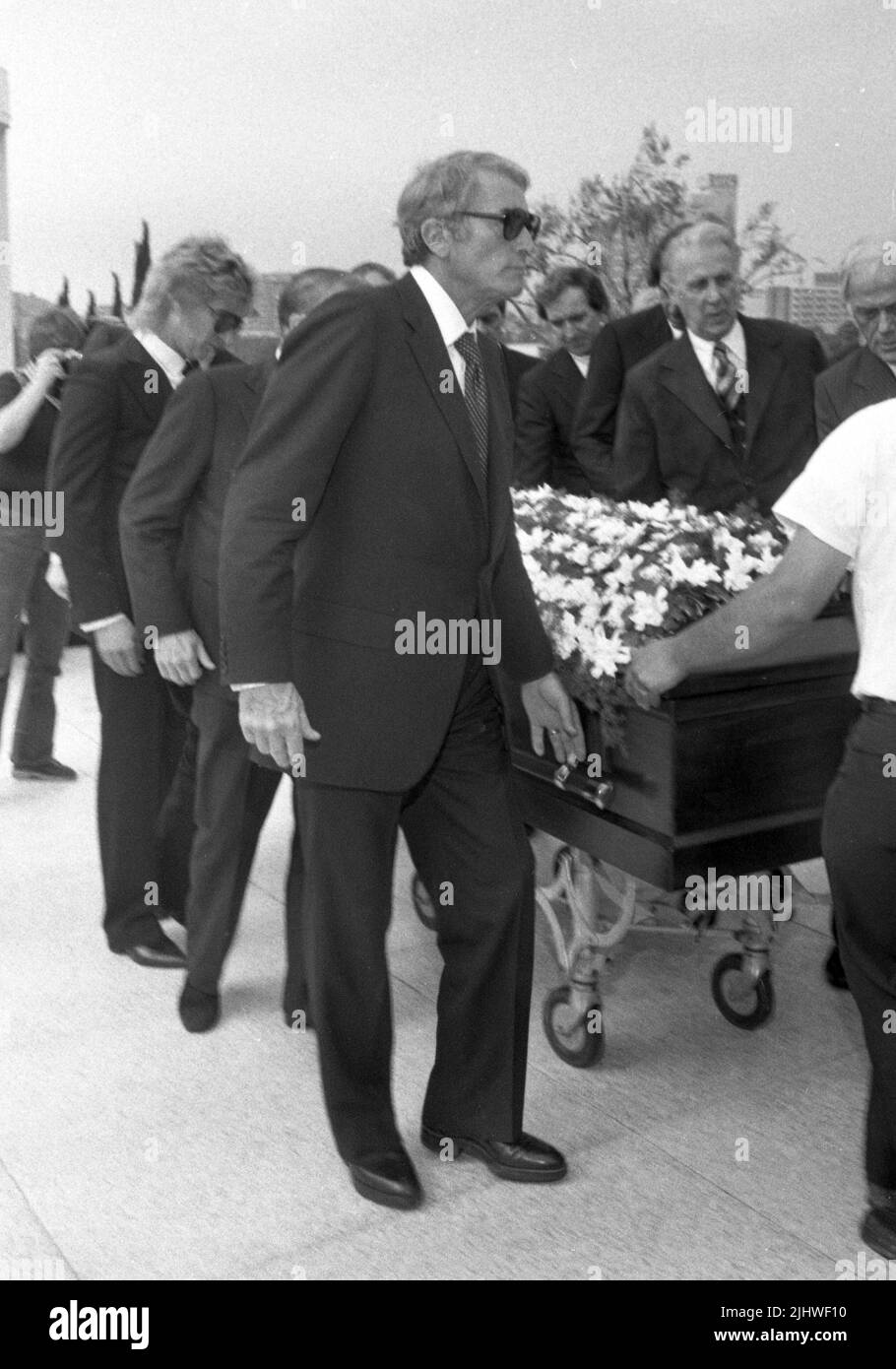Gregory Peck bei der Beerdigung für David Janssen am 17. Februar 1980 ...