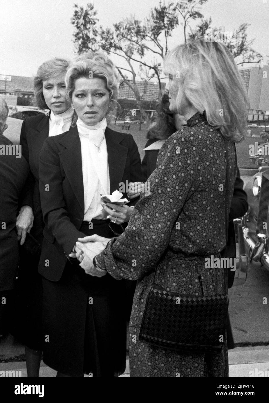 Dani Janssen und Linda Evans auf der Beerdigung für David Janssen am 17 ...