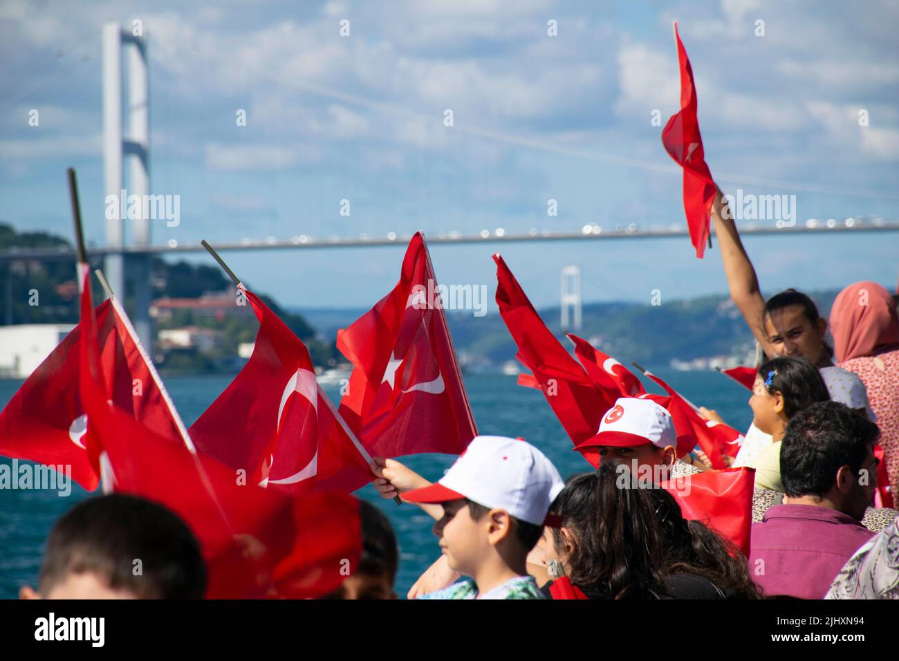 Istanbul, Türkei - 2022. Juli: Kinder winken mit türkischer Flagge ...