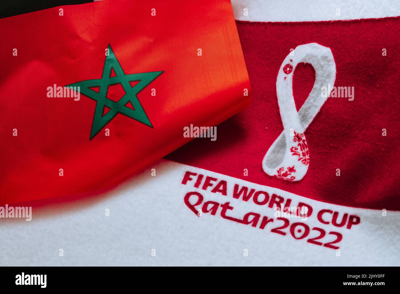 KATAR, DOHA, 18. JULI 2022: Marokko Nationalflagge und Logo der FIFA ...