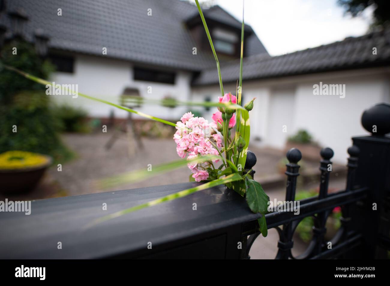 Norderstedt, Deutschland. 21.. Juli 2022. Blumen sind vor dem Haus der ...