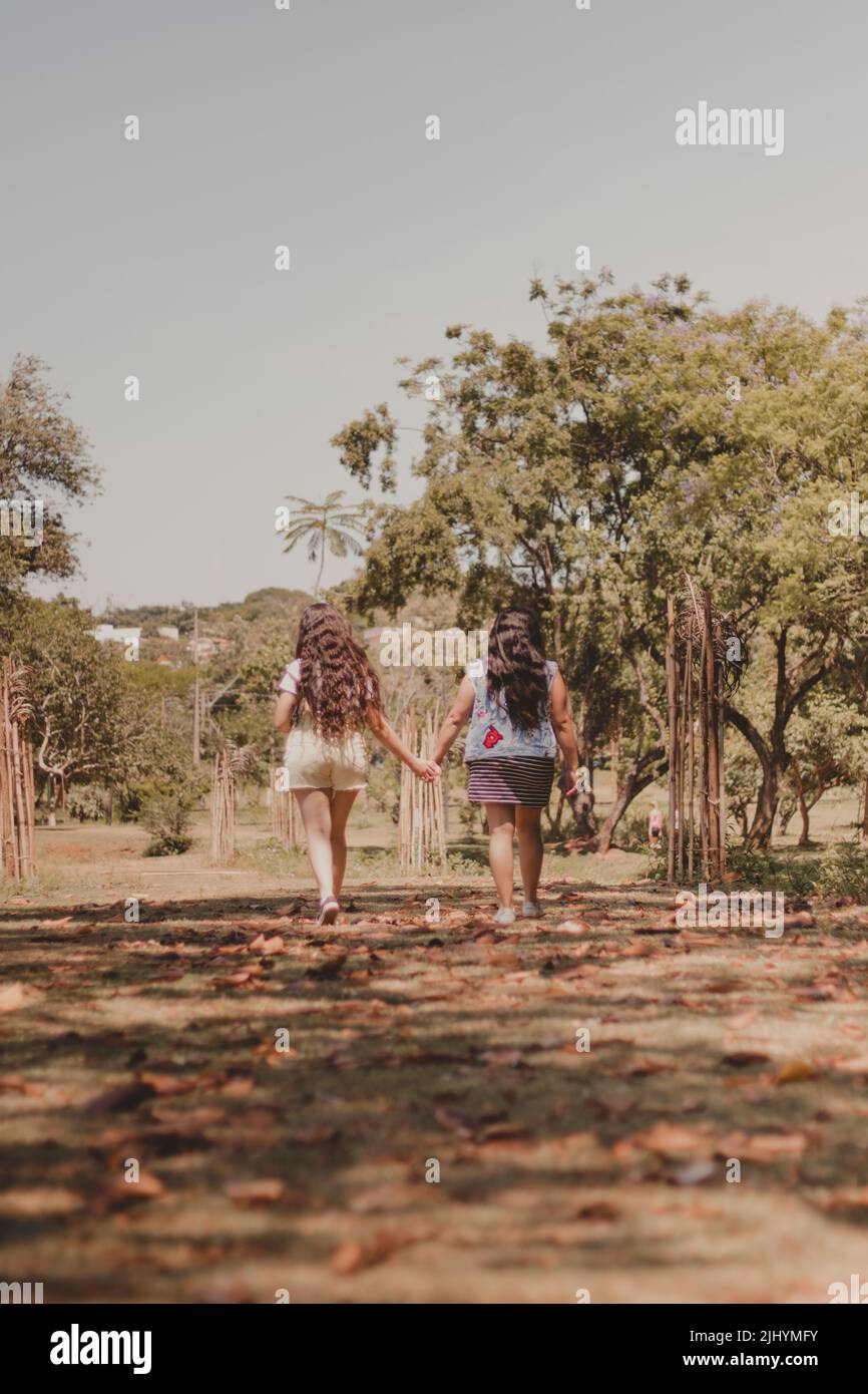 Zwei mädchen gehen draußen spazieren -Fotos und -Bildmaterial in hoher Auflösung – Alamy