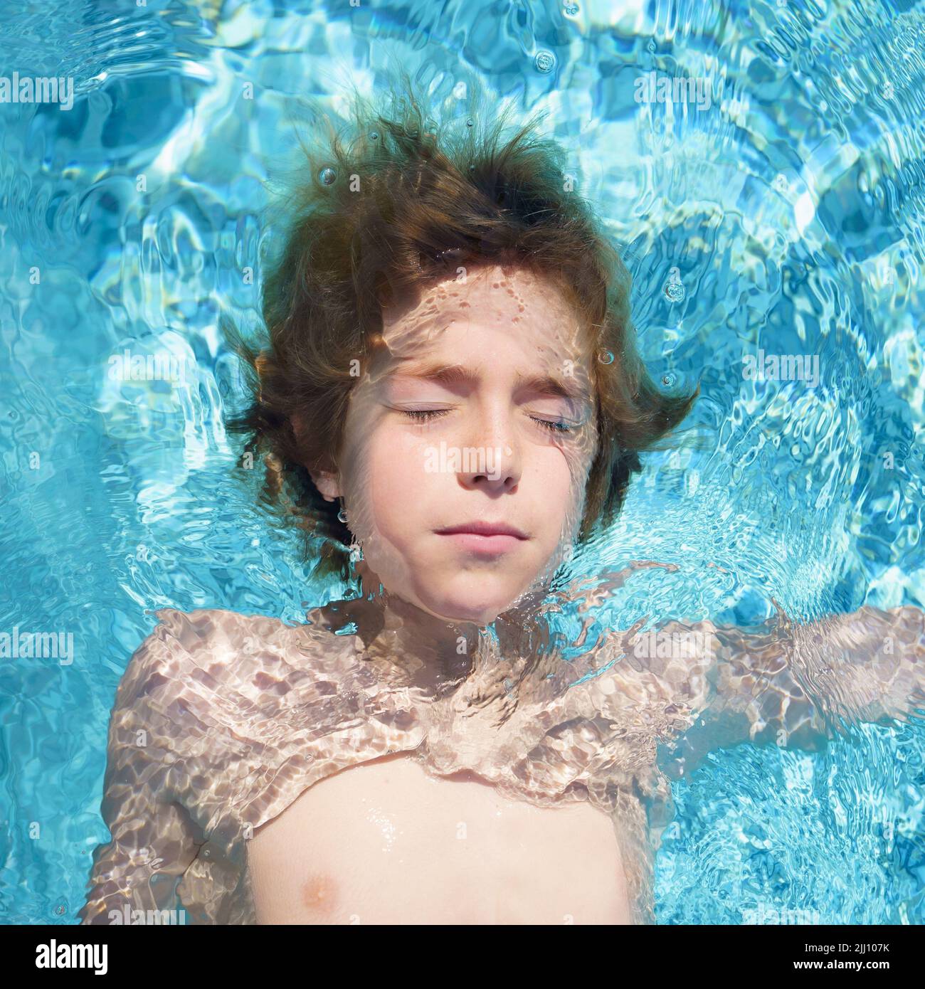 Junge Im Pool Fotos Und Bildmaterial In Hoher Auflösung Alamy
