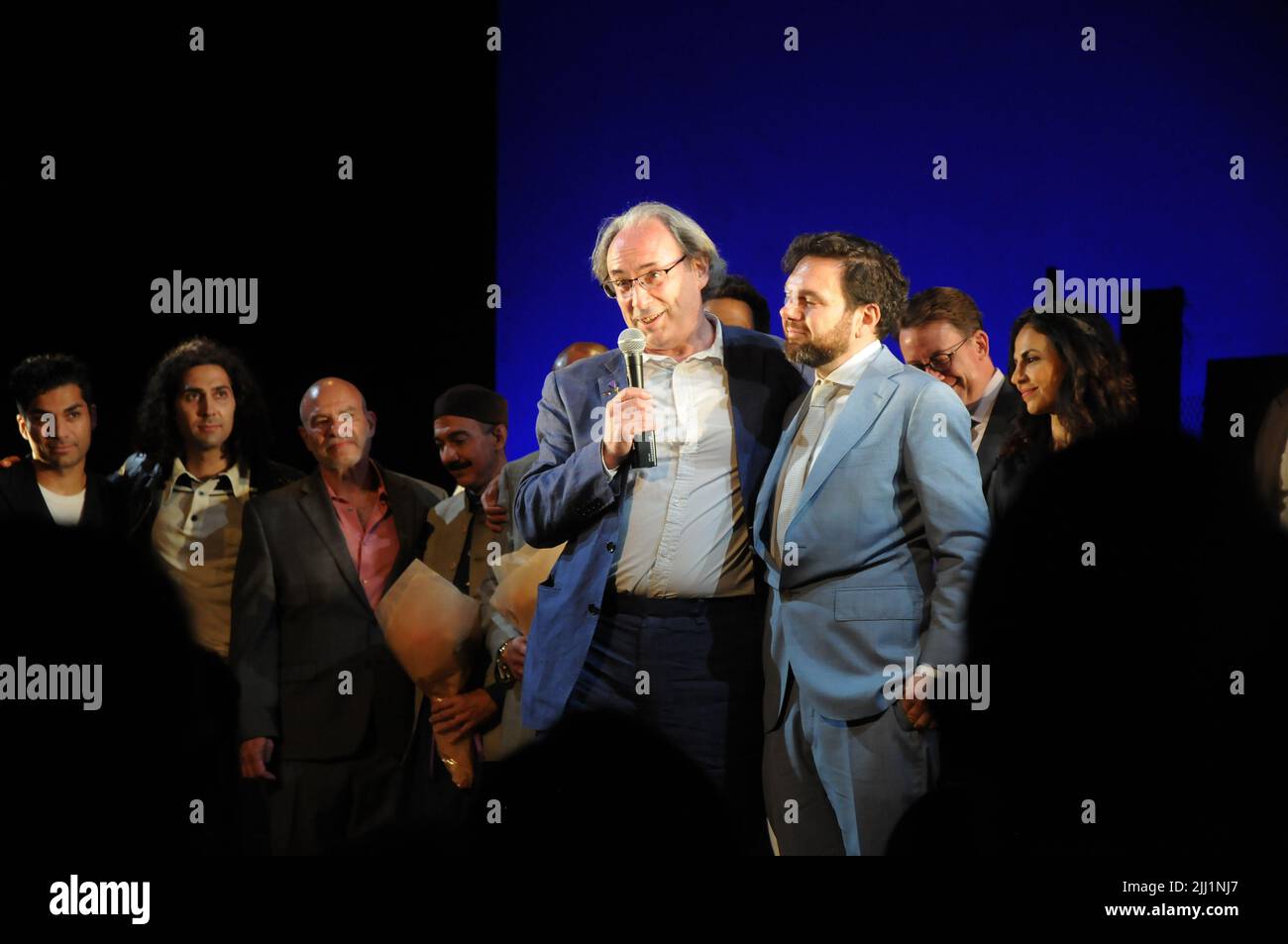 Die Darsteller und die Crew des Kite Runner on Broadway haben am 21 ...