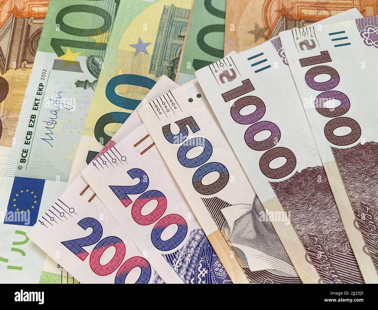 Geldwechsel: Mehrere ukrainische hrivnya-Banknoten gegen Euro-Banknoten ...