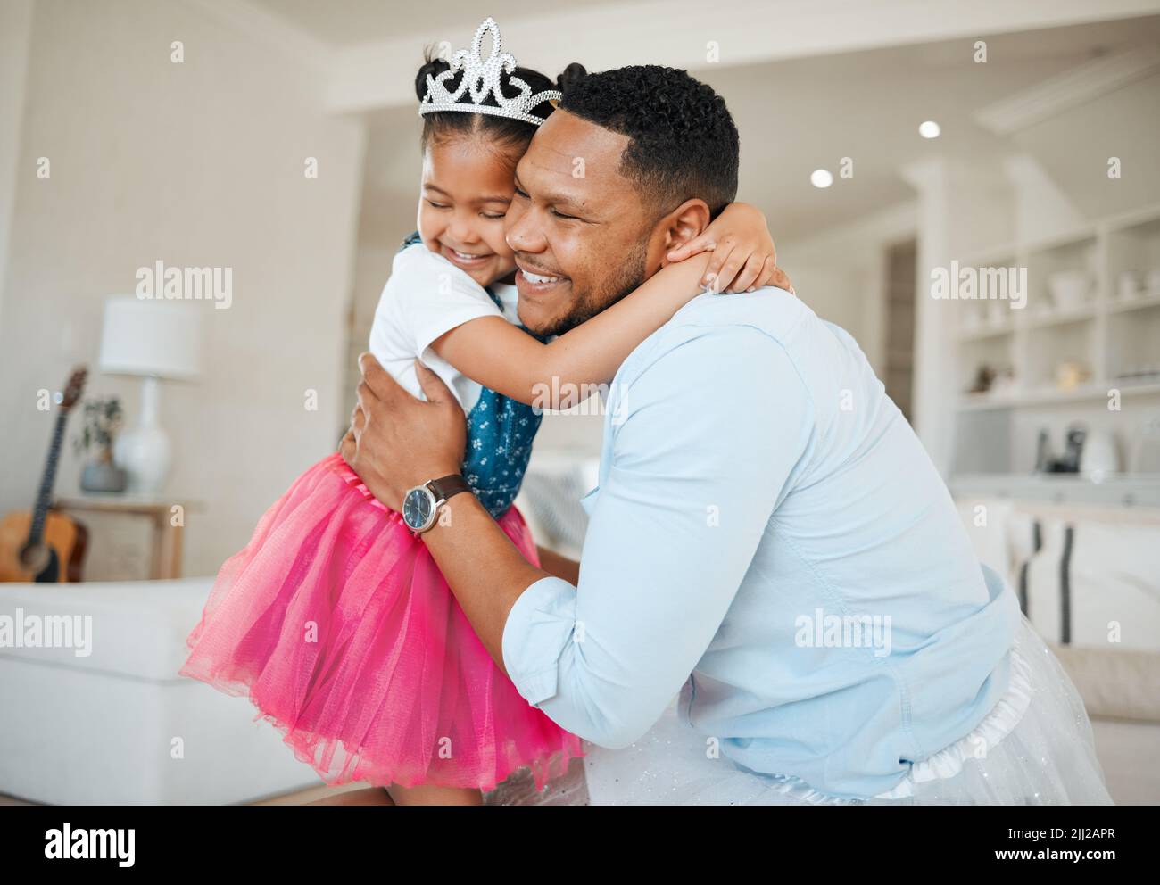 Eine Umarmung der Familie dauert ein Leben lang. Ein kleines Mädchen, das ihrem Vater zu Hause ...