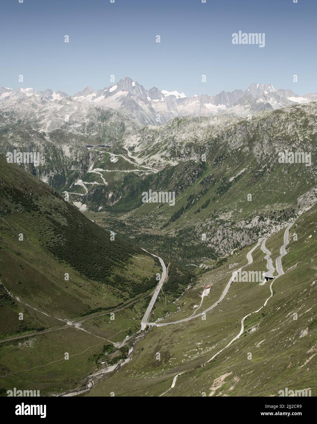 Der Furkapass und der Grimselpass in der Schweiz nahmen an einem klaren, sonnigen Tag vom ...
