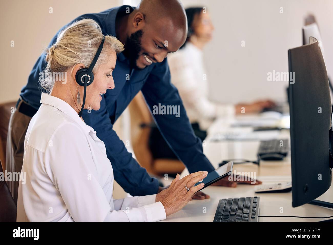 Es ist viel einfacher, auf diese Weise zu arbeiten. Zwei Call Center ...