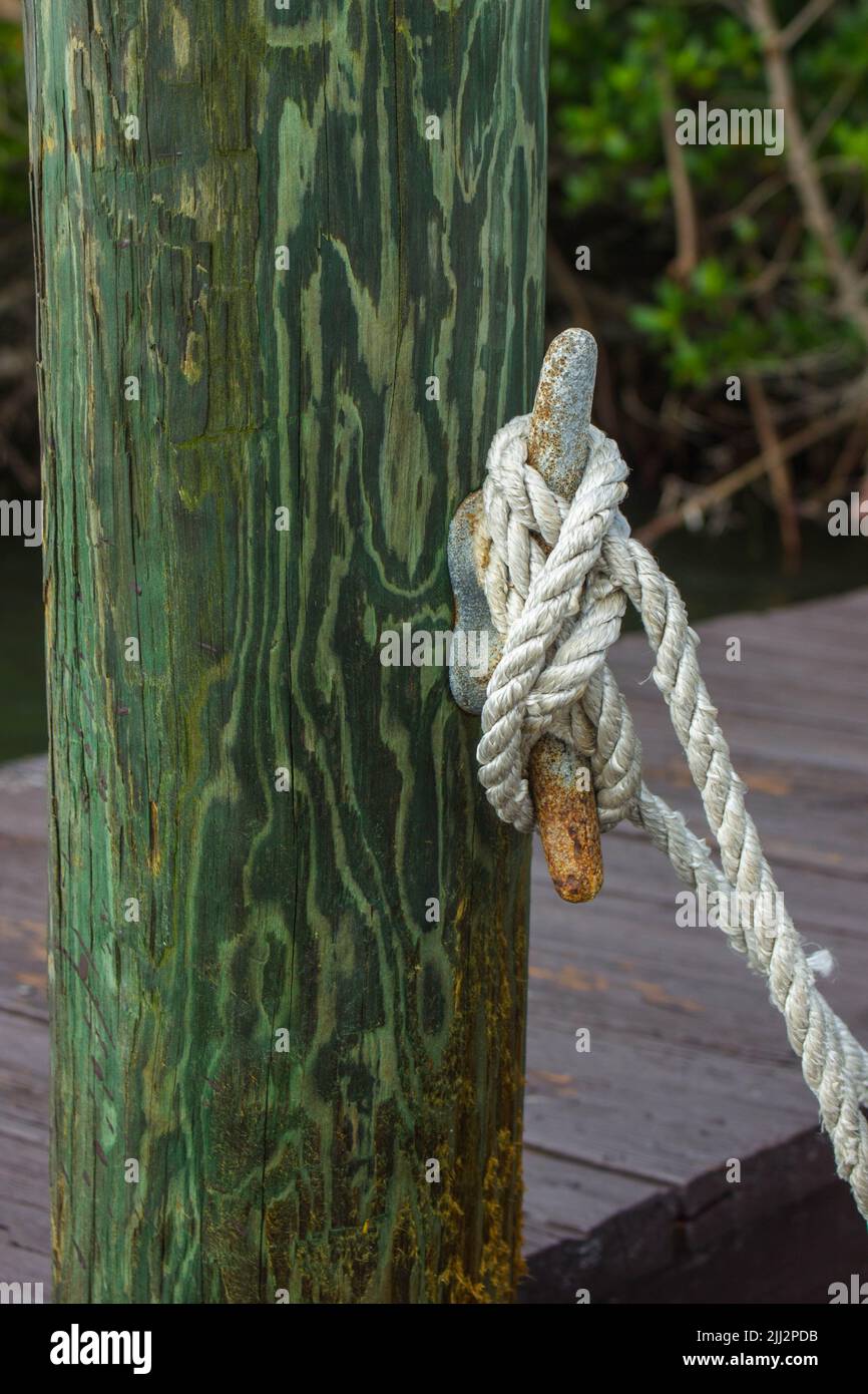 Seil und pfosten gebunden -Fotos und -Bildmaterial in hoher Auflösung ...