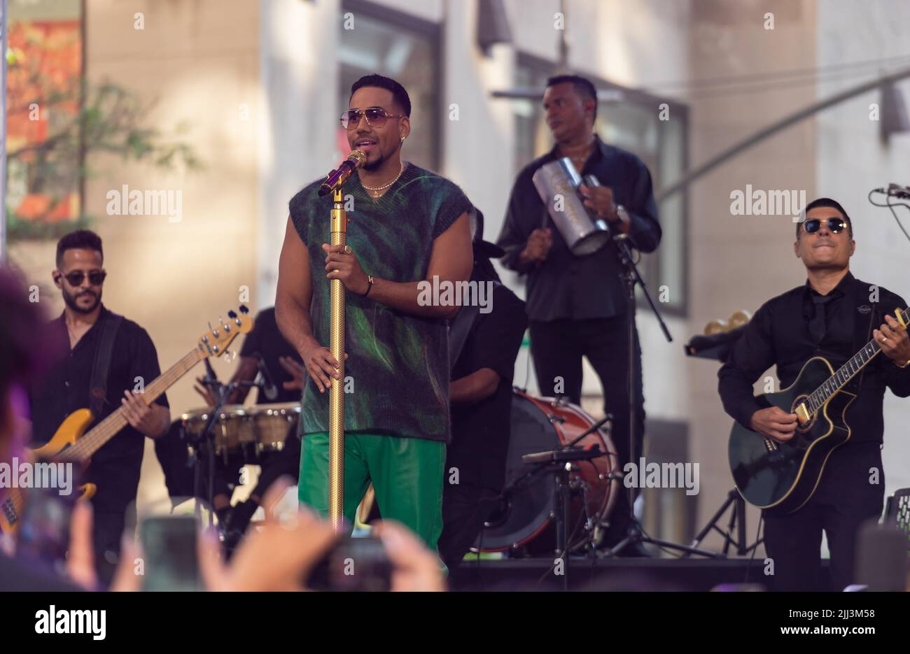 Der Sänger, Songwriter und Plattenproduzent Anthony 'Romeo' Santos ...