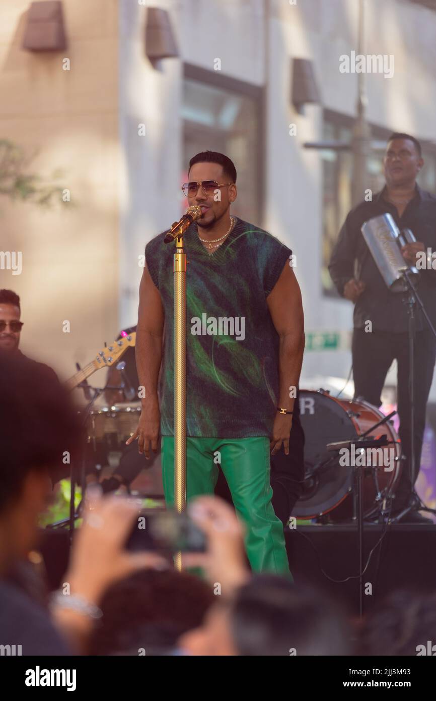 Der Sänger, Songwriter und Plattenproduzent Anthony 'Romeo' Santos ...