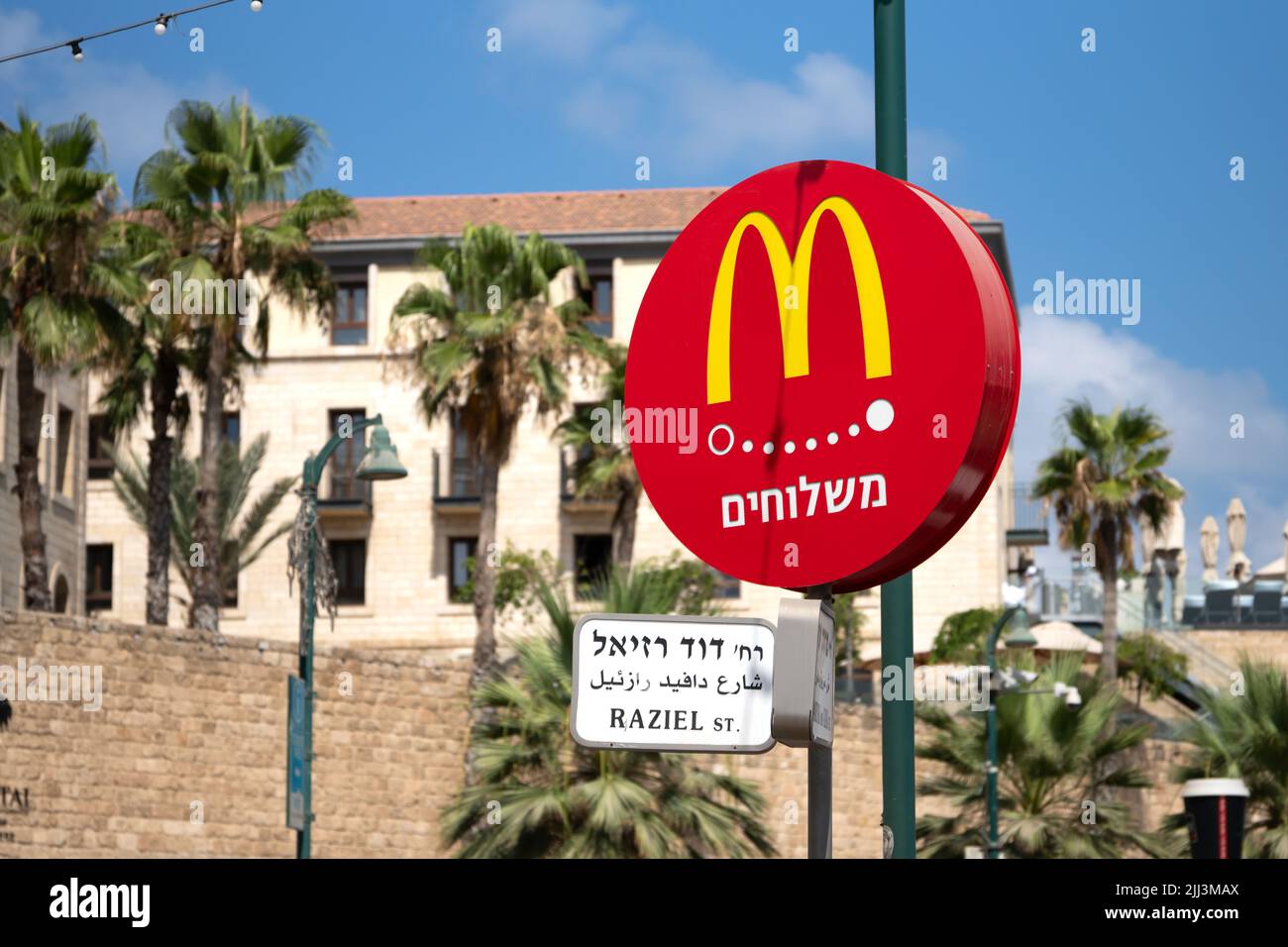 Tel Aviv, Israel-15. Juli 2022: McDonald's-Schild in Tel Aviv, Israel ...