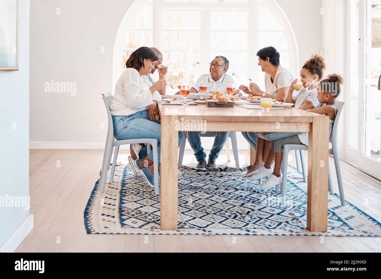 Zeit für wichtige Menschen. Eine Familie, die zusammen zu Mittag essen ...