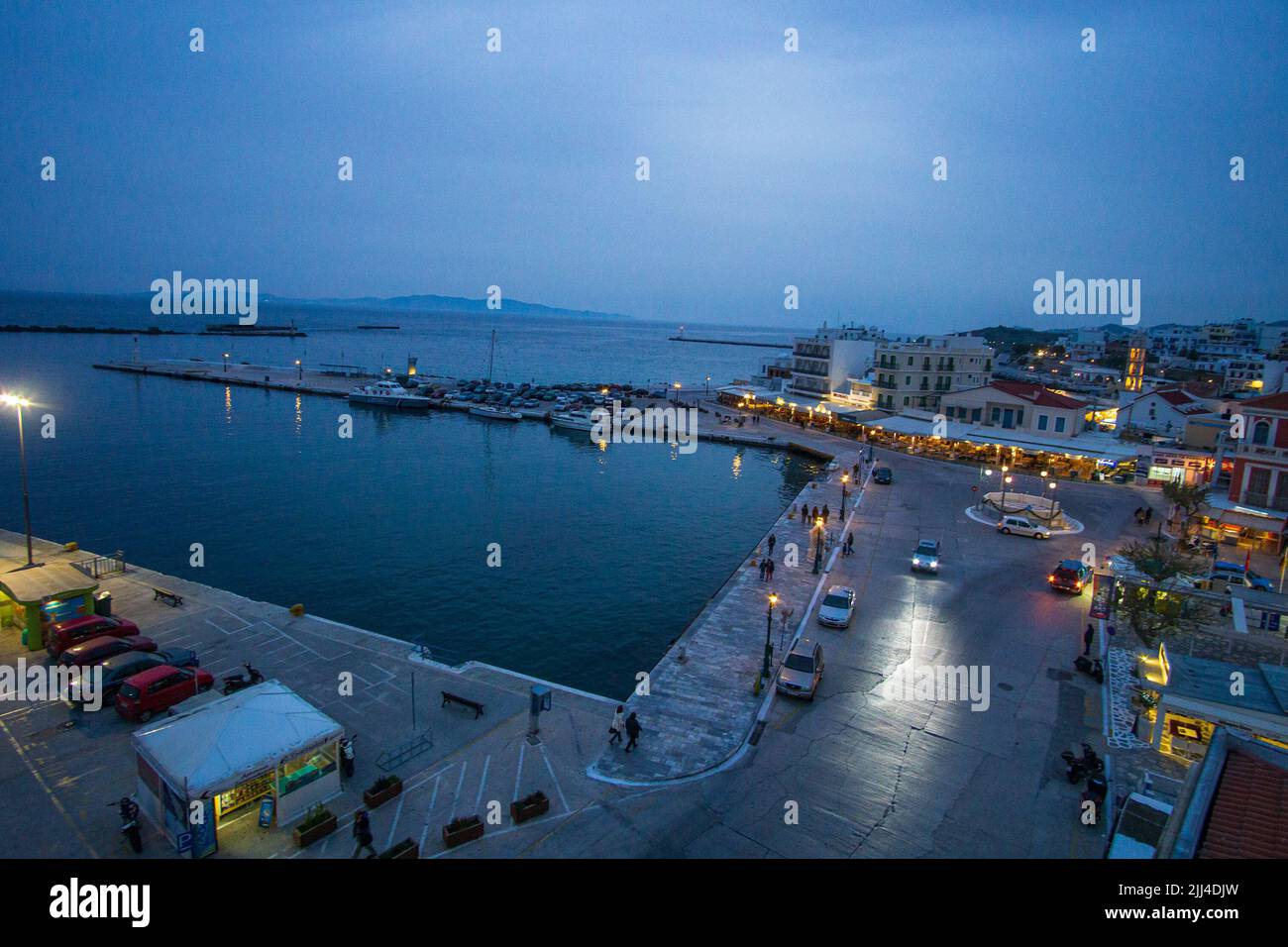 Stadtansicht der Stadt Chora auf der Insel Tinos rund um den Hafen von ...