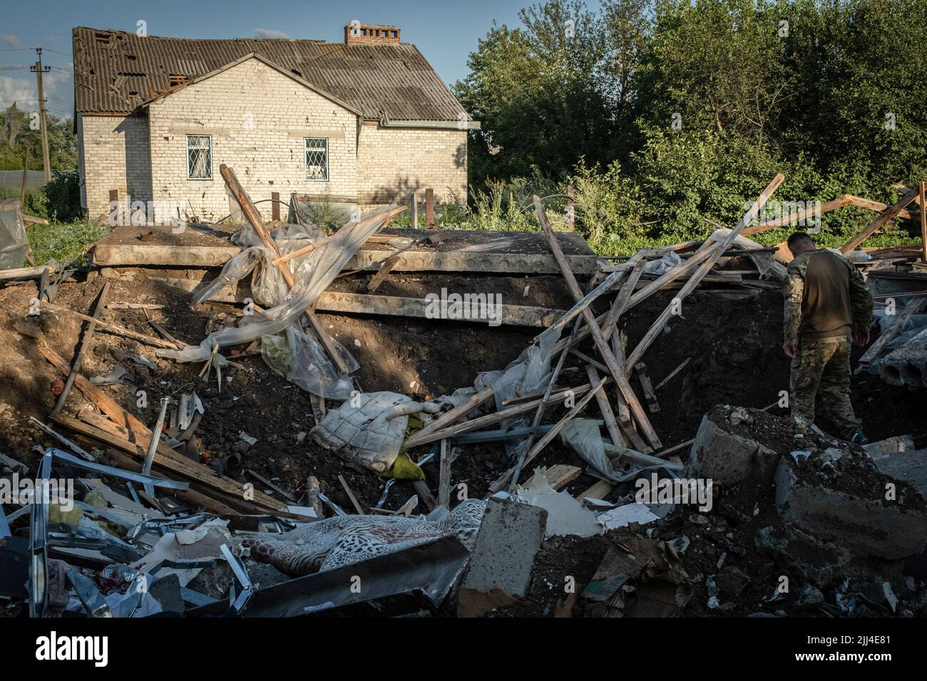 Slowjansk, Ukraine. 20.. Juli 2022. Ein ukrainischer Soldat beobachtet ...