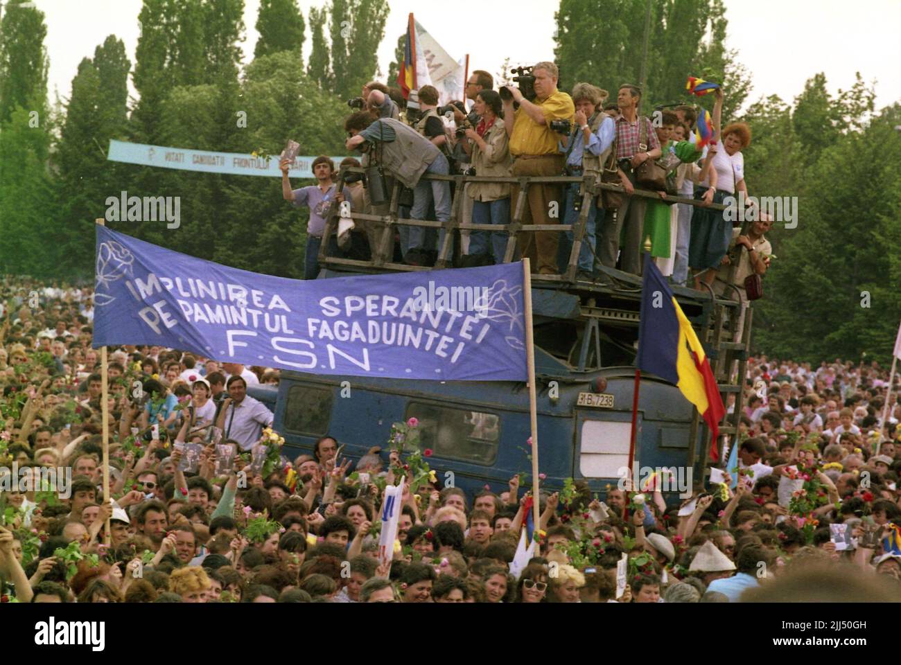Bukarest, Rumänien, Mai 1990. Menschenmenge, die an einer politischen ...