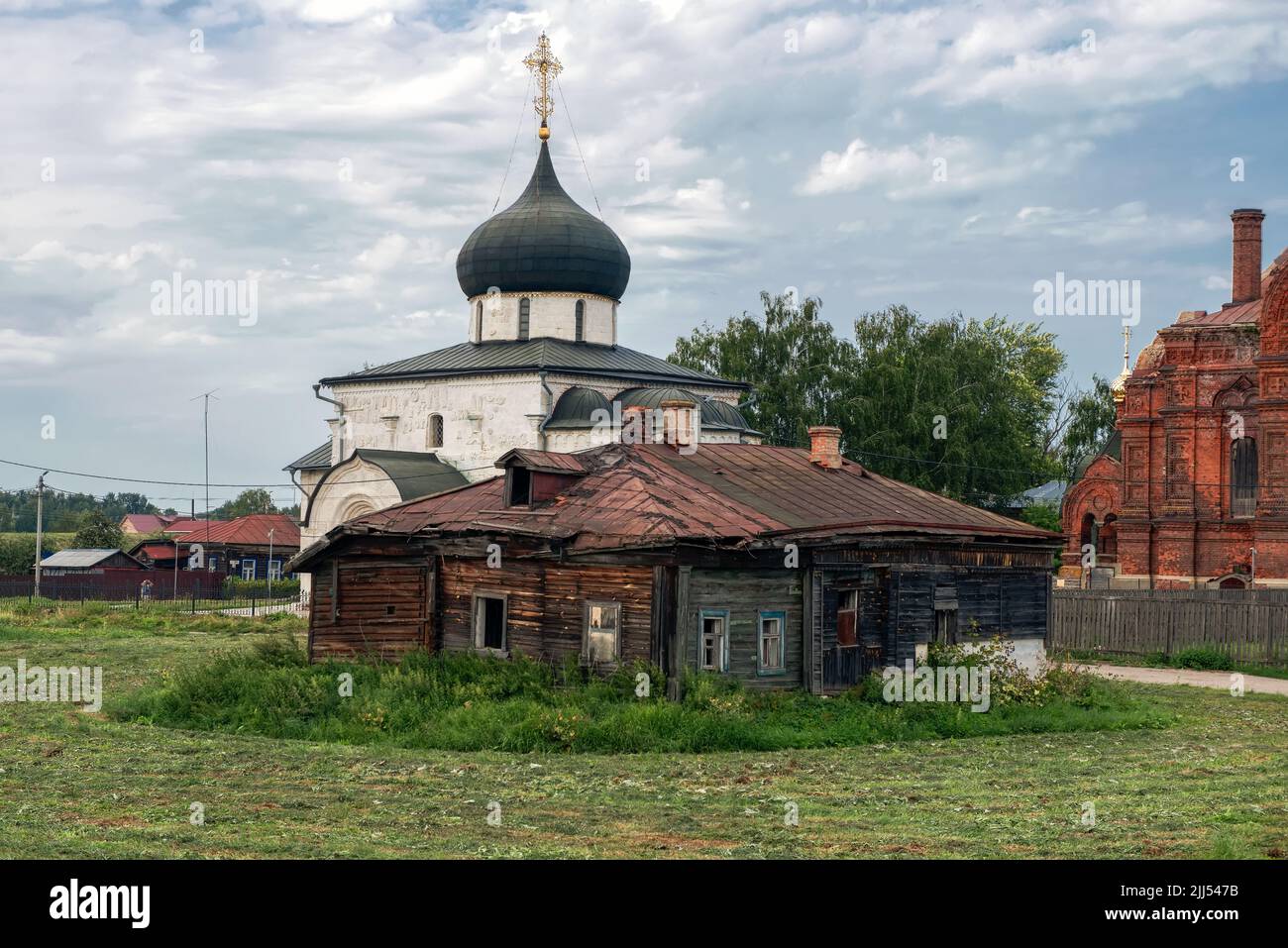 Jurjew-Polski, Russland - 10. August 2021: Altes ruiniertes hölzernes ...