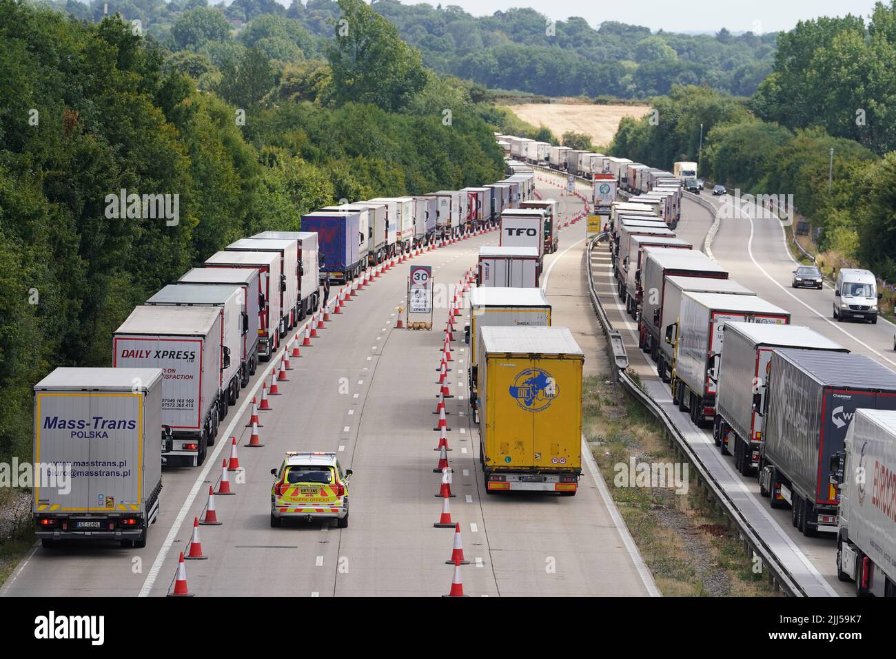 Lastwagen stehen während der Operation Brock auf der M20 in der Nähe ...