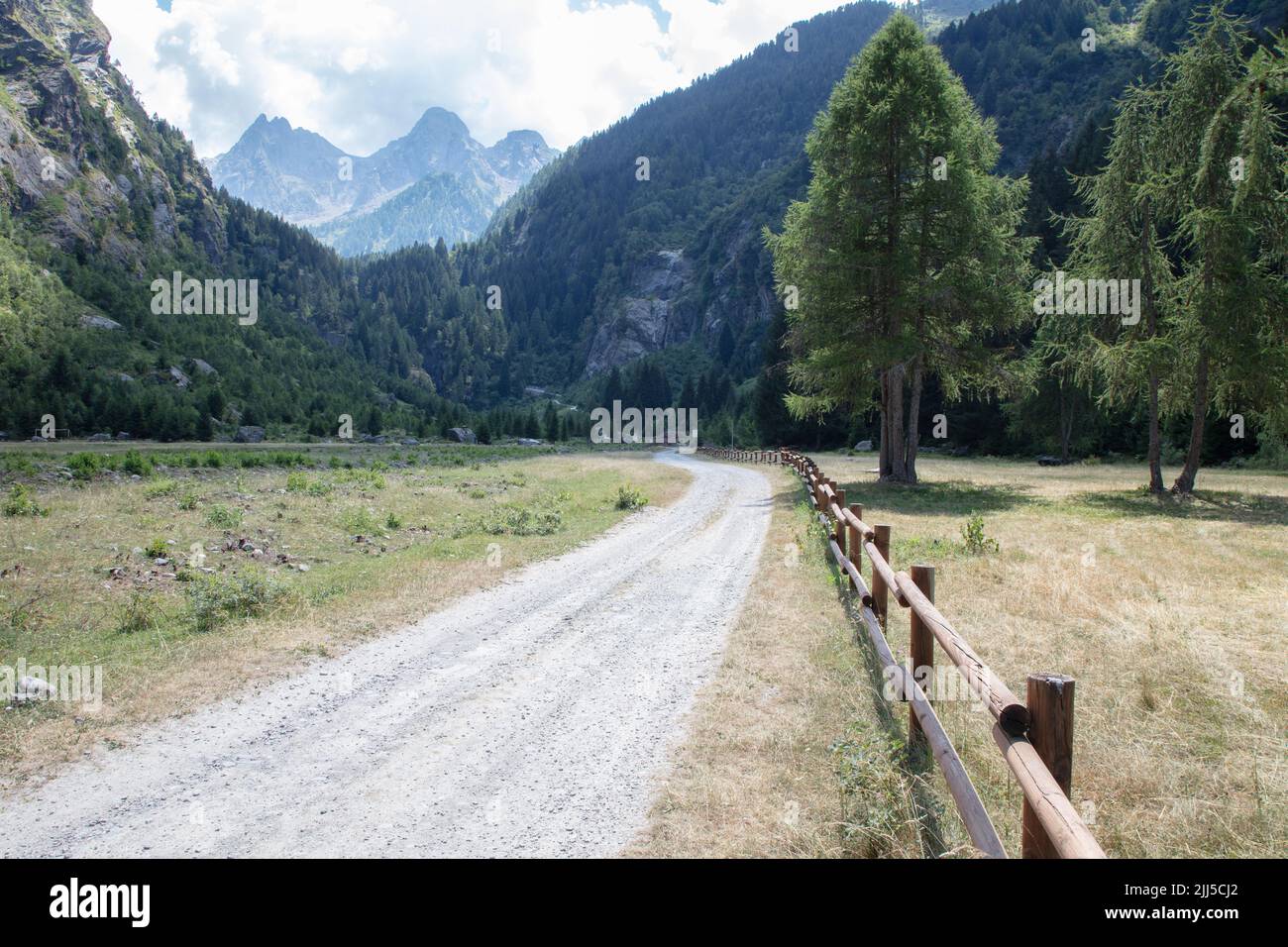 Ein schöner Panoramablick auf den Weg und die Berge, auf dem Weg zum ...